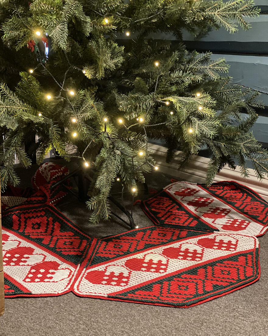 Astrid's Christmas Tree Skirt | Scheepjes
